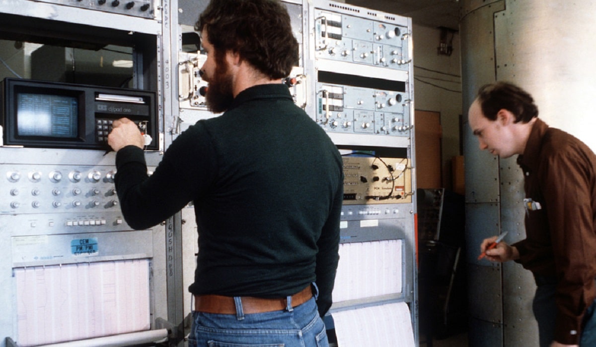 Quién inventó la primera computadora? En que año? Cuanto medía?